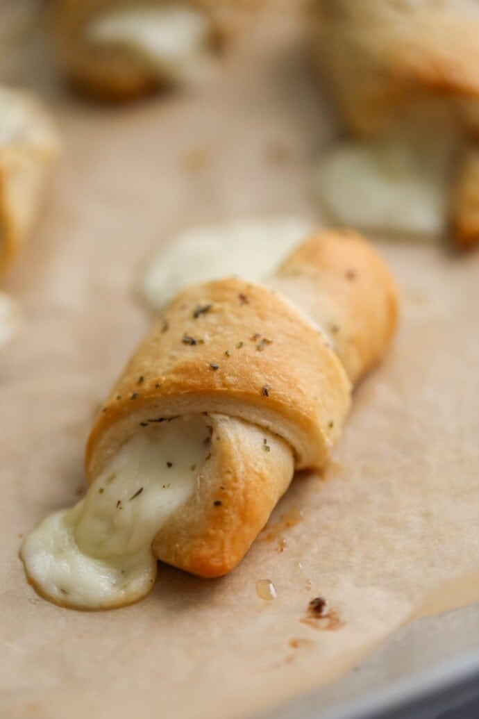 Easy Cheesy-Stuffed Garlic Butter Crescent Rolls Recipe (Video ...