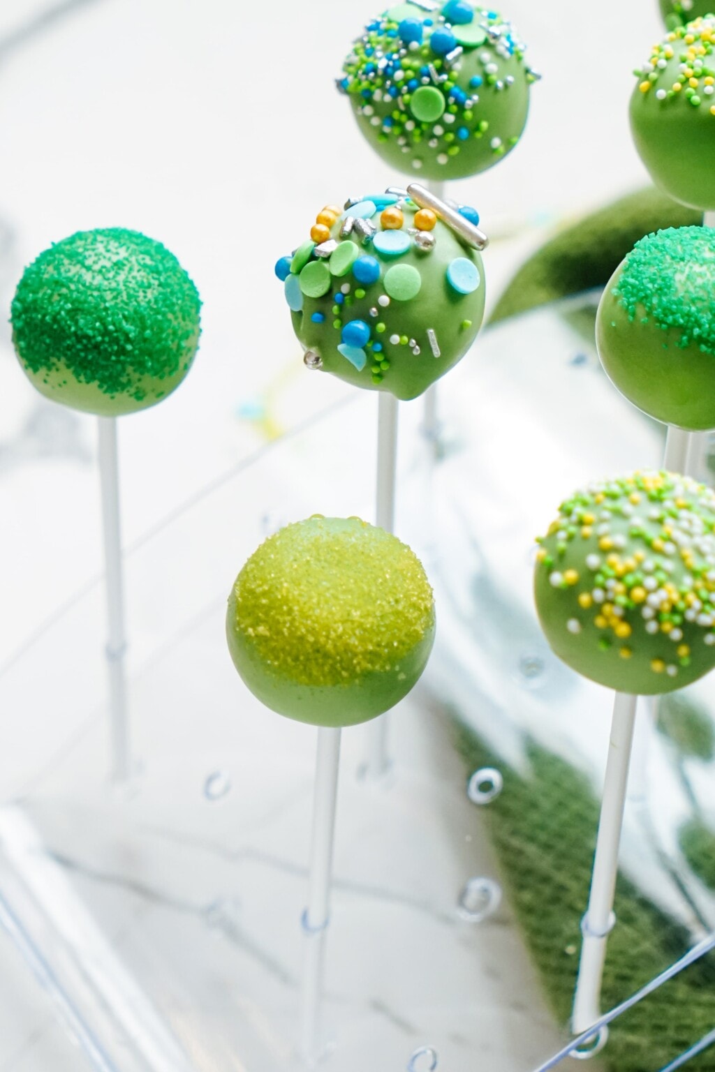 St. Patrick's Day Cake Pops (Video!) - Lauren's Latest