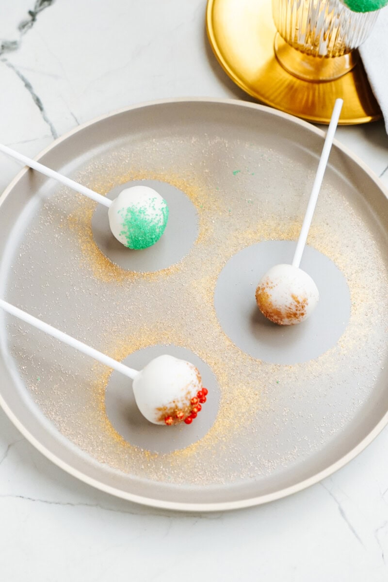 Christmas Cake Pops Recipe - Lauren's Latest