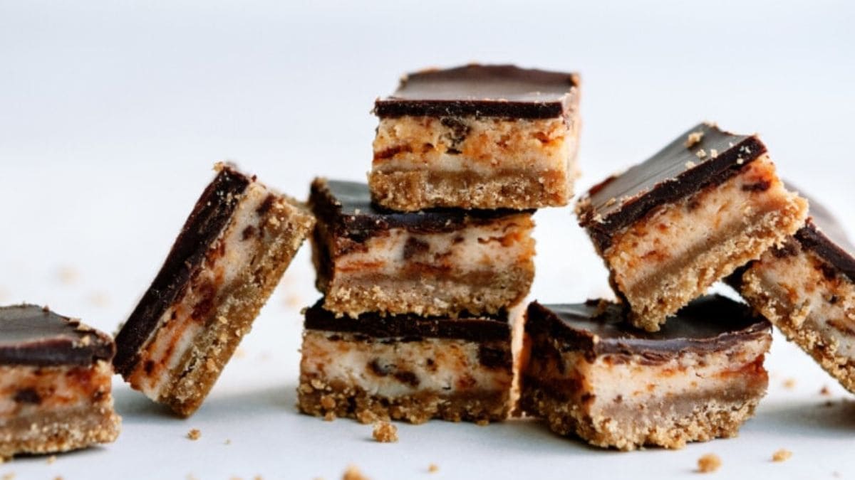 21 Christmas Bar Desserts That Disappear Faster Than Cookies - Lauren's ...